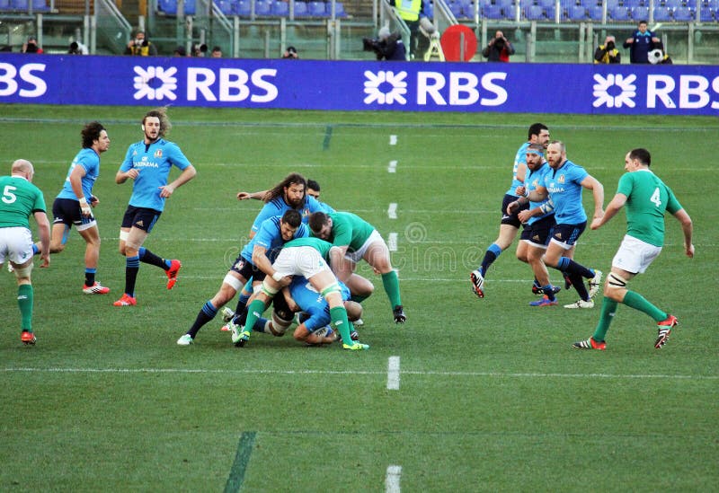 Jogadores do jogo de rugby foto editorial. Imagem de luta - 31787321