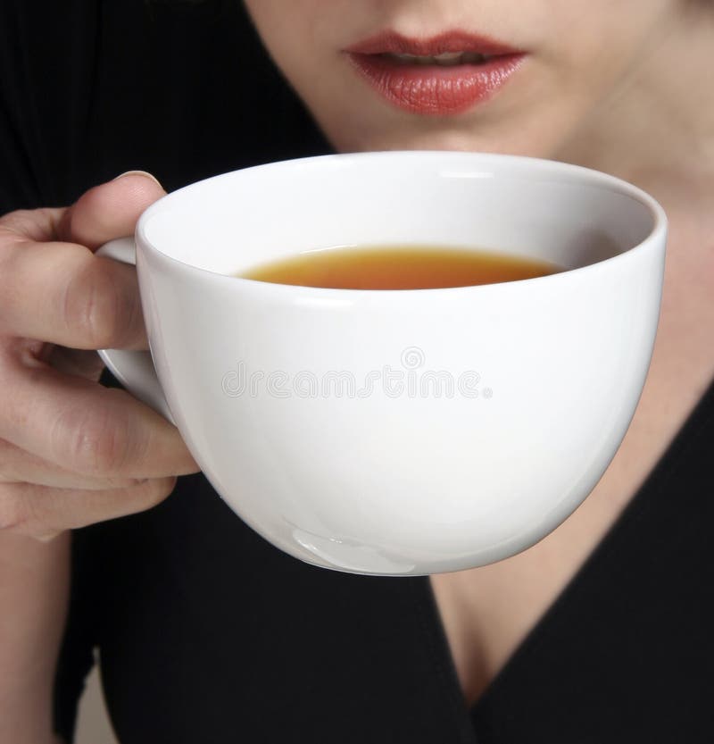 Um sip de um copo do chá imagem de stock. Imagem de projeto - 8112461