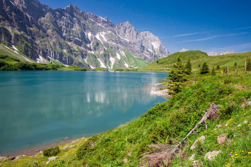 Um Truebsee See in Den Schweizer Alpen Wandern, Engelberg Stockfoto ...
