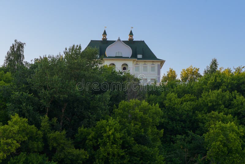 Uma casa incomum incomum imagem de stock. Imagem de céu - 96553973
