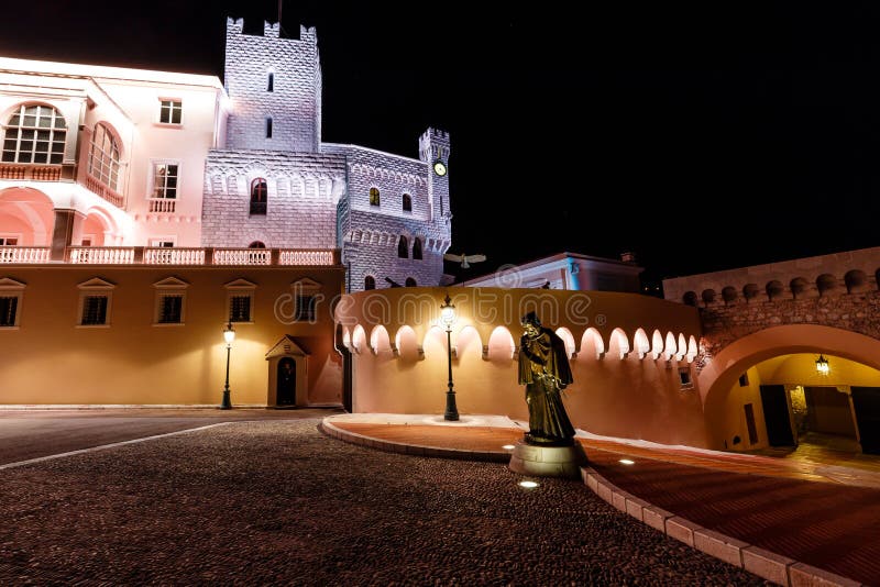 Uma Estátua De Grimaldi Disfarçada Como Uma Monge Foto de Stock ...