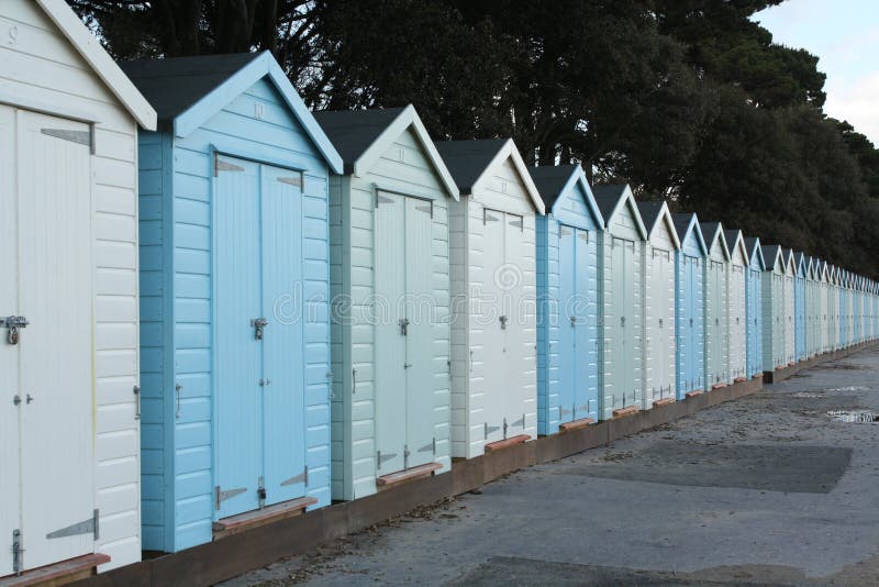 Uma Fileira Das Cabanas Brancas E Azuis Da Praia No Cais De Mudeford ... Uma Fileira Das Cabanas Brancas E Azuis Da Praia No Cais De Mudeford ...