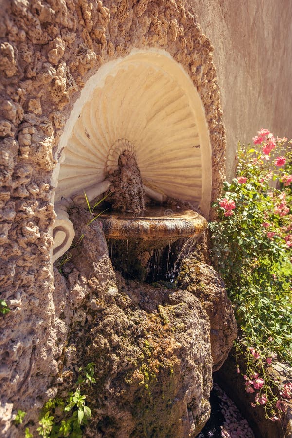 Uma fonte antiga imagem de stock. Imagem de envelhecido - 122489151