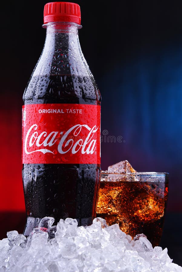Uma Garrafa E Um Copo De Coca-Cola Fotografia Editorial - Imagem de ...