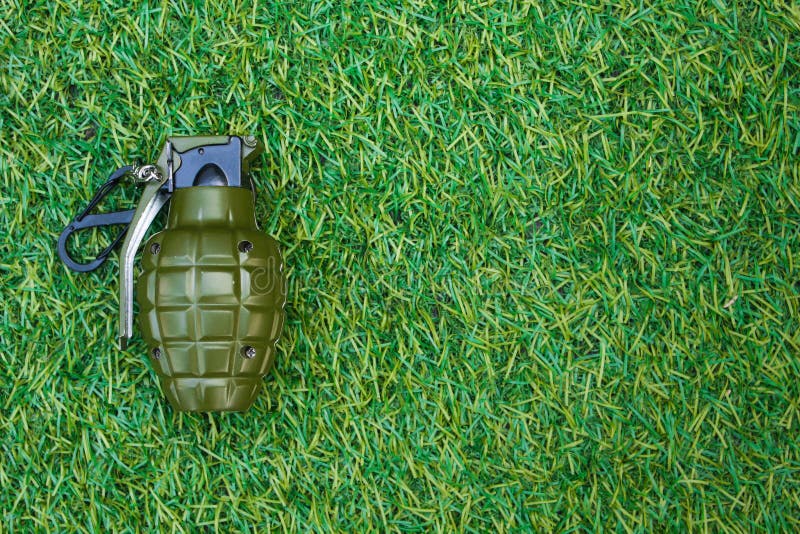 Uma granada na grama imagem de stock. Imagem de armado - 105755505