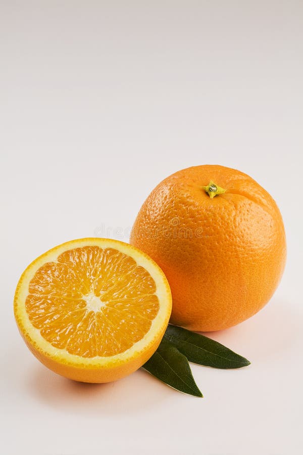 Uma Laranja Fresca Do Corte Imagem de Stock - Imagem de inteiro, dieta ...