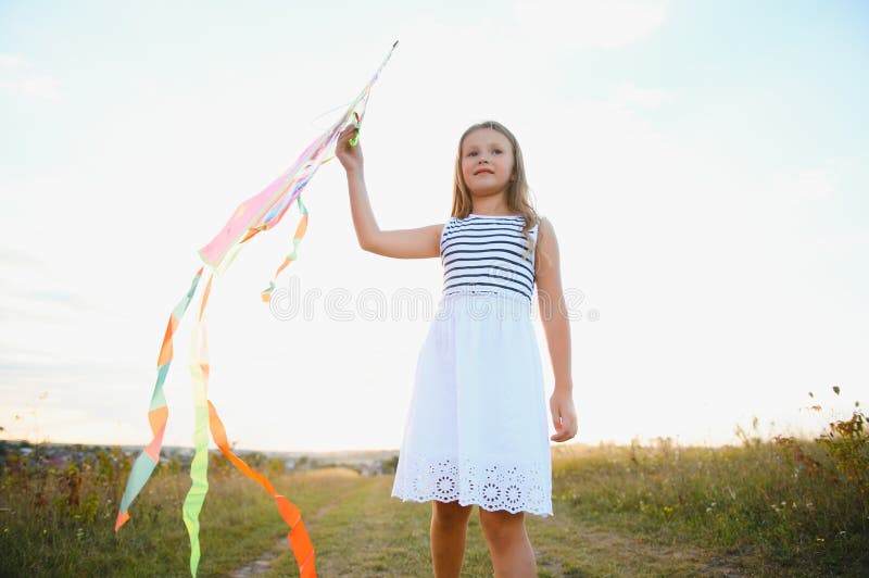 Uma Menina Feliz Correndo No Campo Com Pipa. Imagem de Stock - Imagem ...
