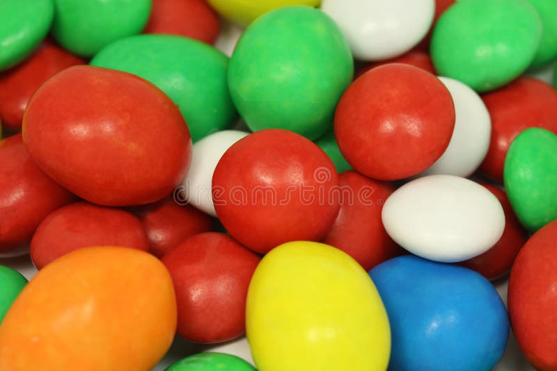 Uma Mistura De Doces De Chocolate Coloridos No Esmalte Foto de Stock ...
