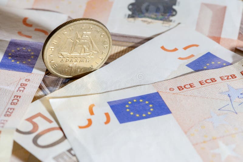 Uma Moeda Grega Do Dracma Em Notas Do Euro Imagem de Stock - Imagem de ...