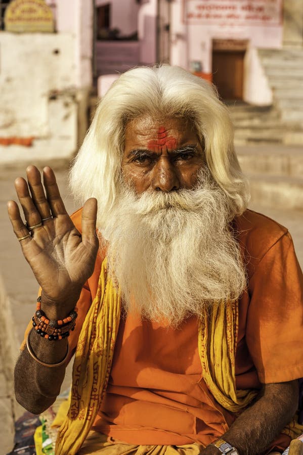 Uma Monge Hindu Em Varanasi Imagem de Stock Editorial - Imagem de guru ...