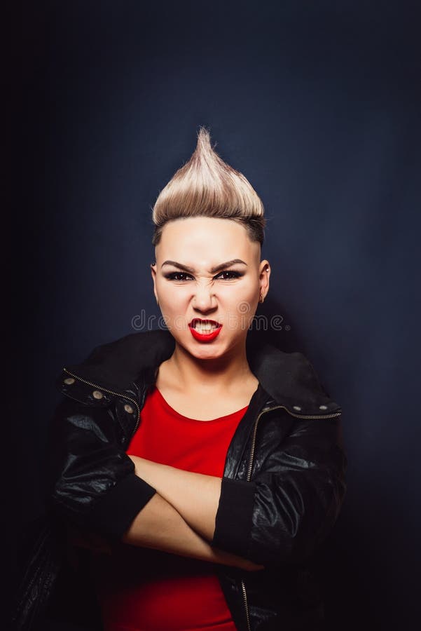 Uma Mulher Com Um Mohawk Mostra-lhe Os Dentes Foto de Stock - Imagem de ...