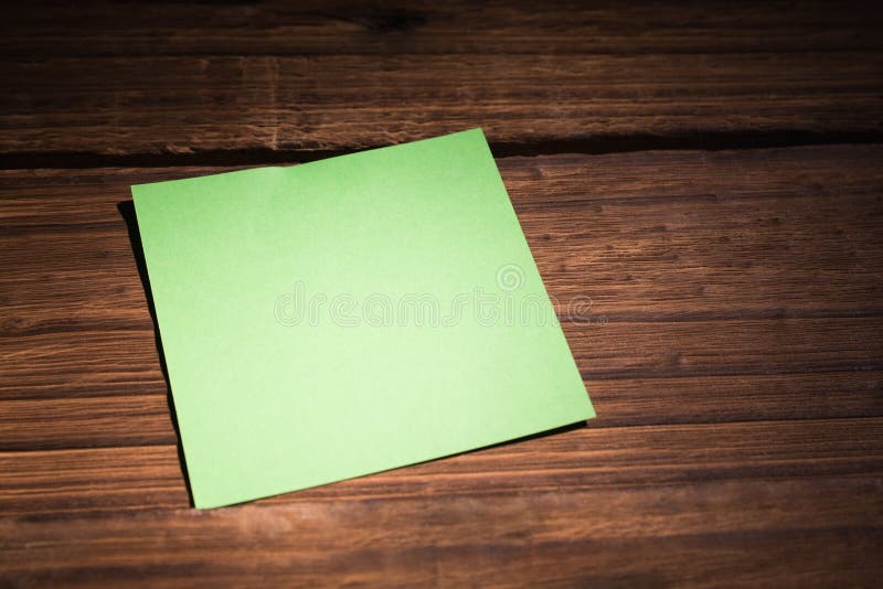 Uma nota de post-it verde foto de stock. Imagem de tabela - 53074118