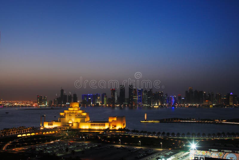 Uma Opinião Da Arquitectura Da Cidade De Doha No Crepúsculo Imagem de ...