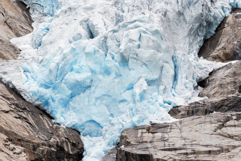 Uma parede do gelo azul imagem de stock. Imagem de base - 137310175