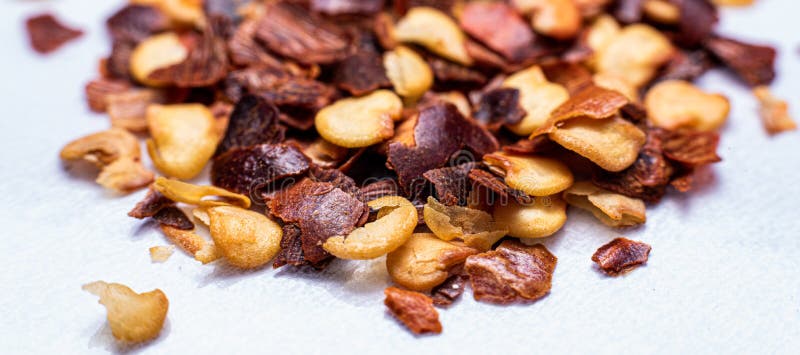 Uma Pilha De Flocos De Chili Secos Sobre Fundo Branco Foto de Stock ...