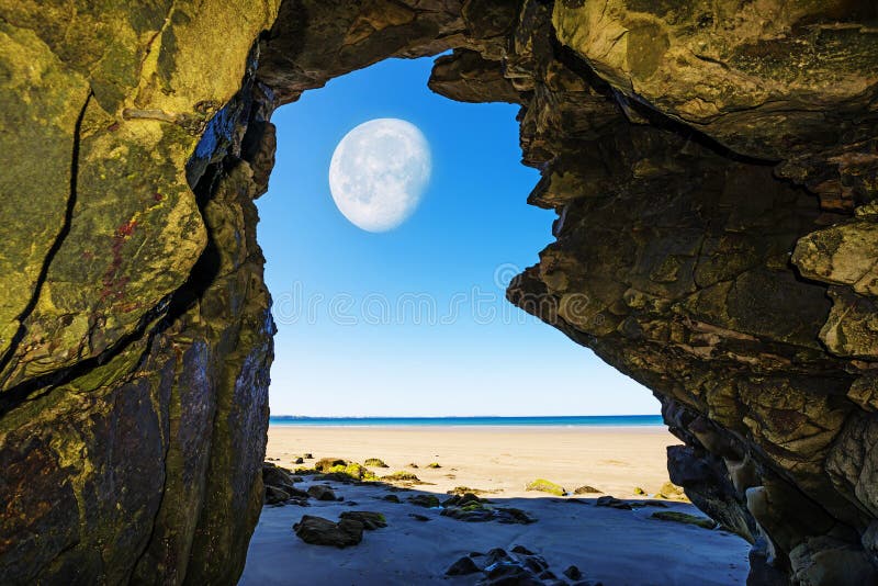 Uma praia e uma lua foto de stock. Imagem de penhasco - 36563492