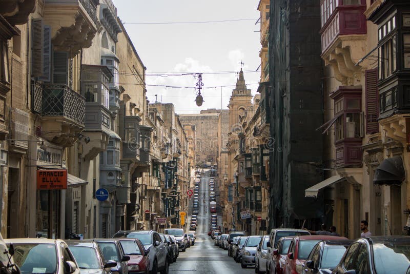 Uma rua longa em Valletta imagem de stock editorial. Imagem de antigo ...