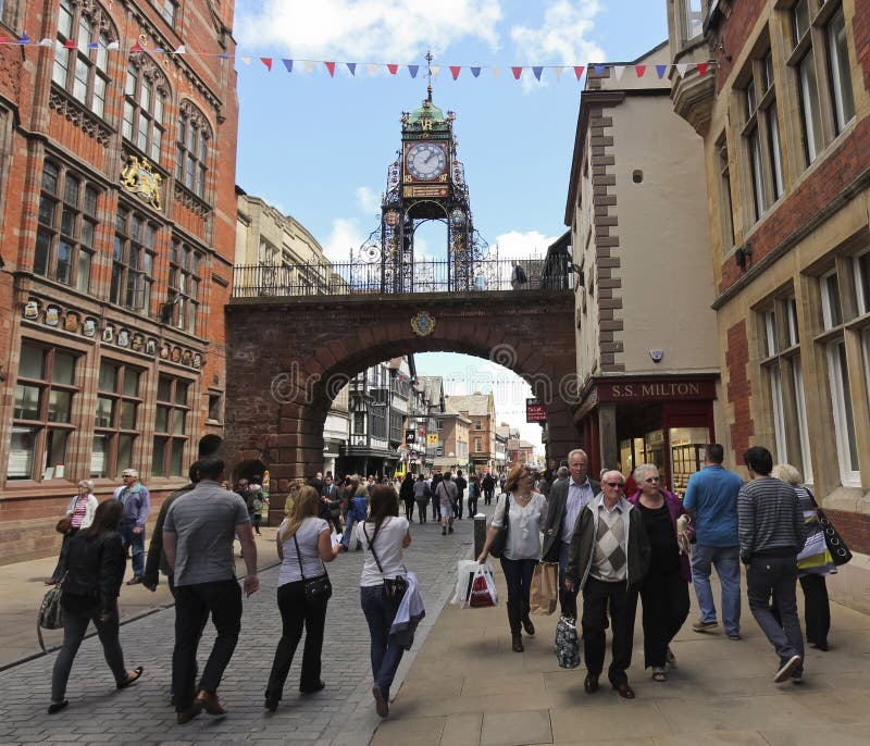 Uma Rua Ocupada De Eastgate Em Chester, Inglaterra Fotografia Editorial ...