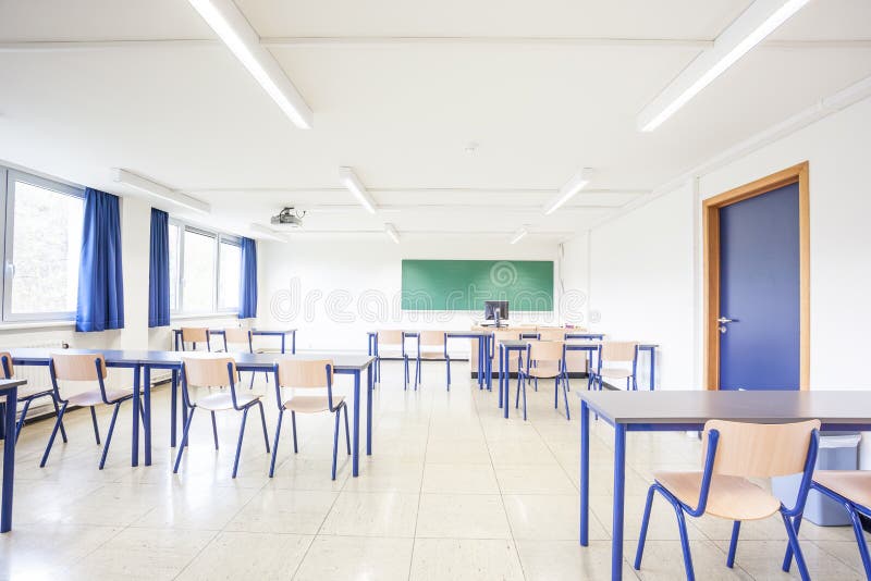 Uma sala de aula normal imagem de stock. Imagem de mesa - 116076369