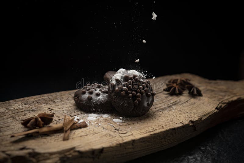Uma Tabela De Madeira Das Cookies Do Chocolate Foto de Stock - Imagem ...