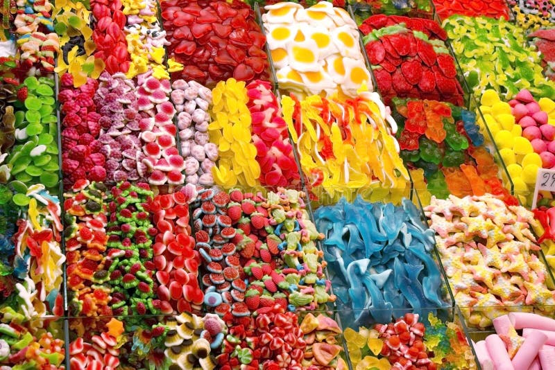 Uma Variedade De Doces Coloridos Em Um Mercado Foto de Stock - Imagem ...