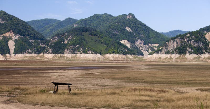 Uma Vertente Na Terra Vasta Imagem de Stock - Imagem de vazio, grama ...