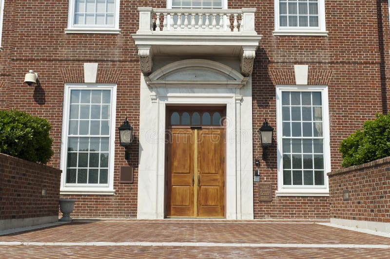 Entrada Majestuosa De La Mansión Imagen de archivo - Imagen de porche ...
