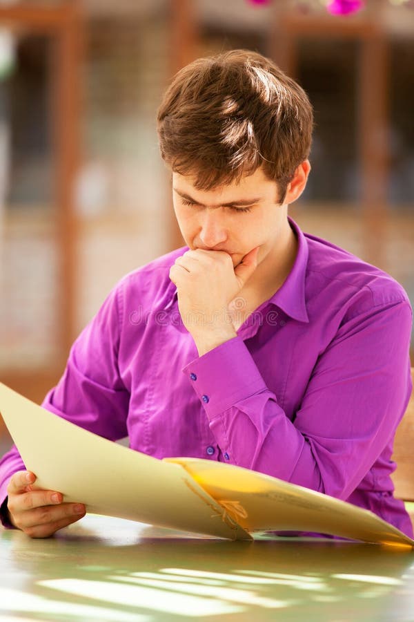 Umgekippter Mann, Der Im Menü Schaut Stockfoto - Bild von attraktiv ...