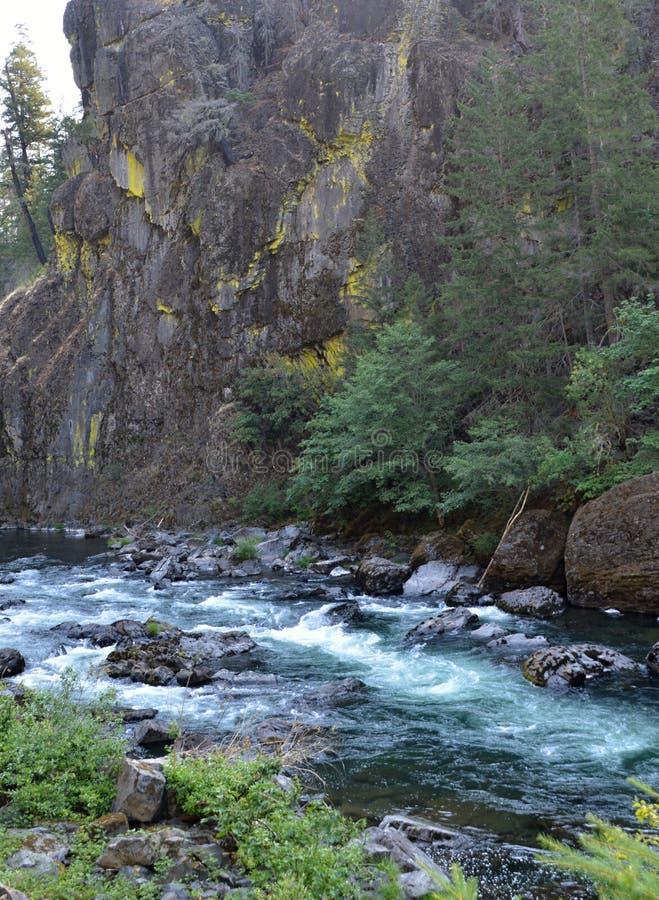 Umpqua River in the Cascade Range, Oregon Stock Image - Image of valley ...