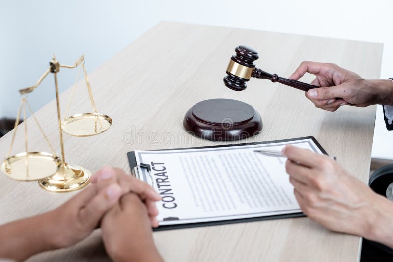 Un Abogado O Un Juez Asesoran A Los Clientes Sobre La Justicia Judicial