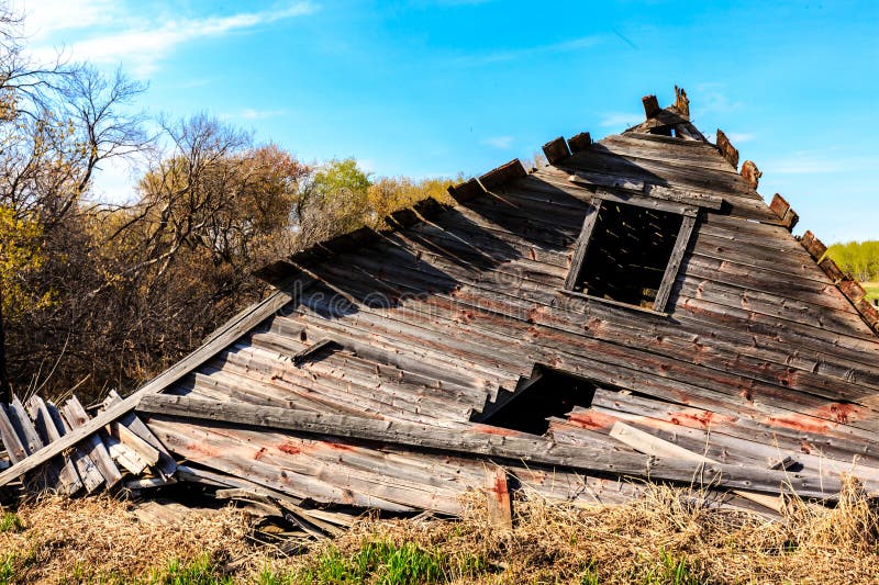Un Antiguo Edificio De Madera En Ruinas Con Techo Triangular Foto de ...