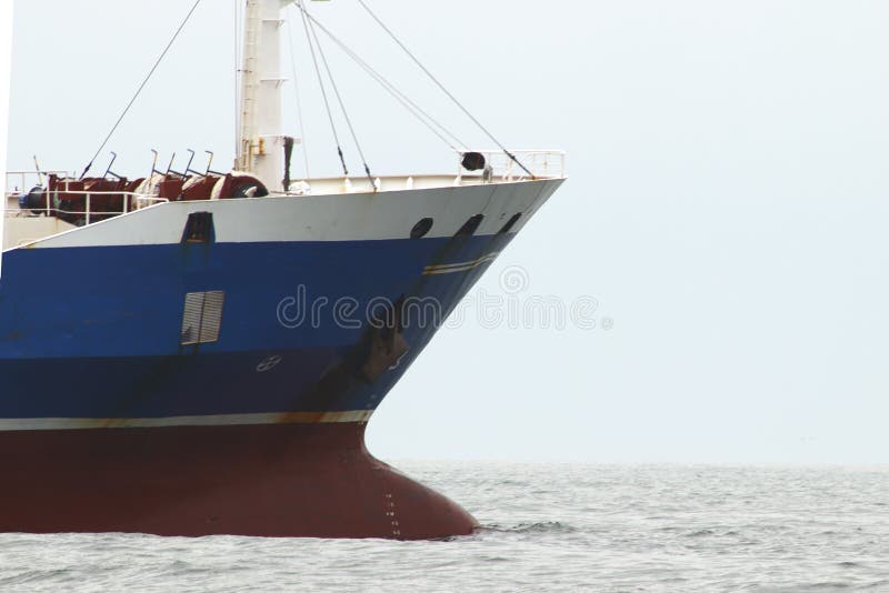 Un Arco De Barco Cisterna En El Agua Imagen de archivo - Imagen de ...