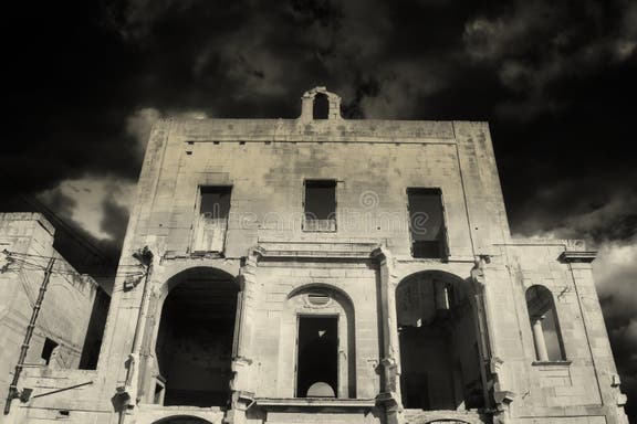 Un bâtiment condamné image stock. Image du cathédrale - 135153183