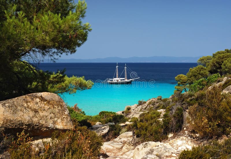 Un bateau sur la mer photo stock. Image du bleu, beauté - 10753322