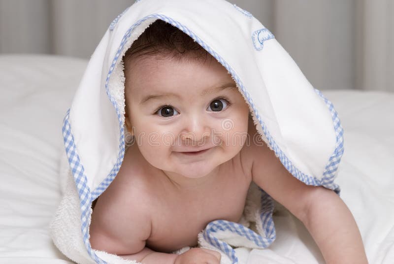 Un bebé después del baño. imagen de archivo. Imagen de bebé - 13028533