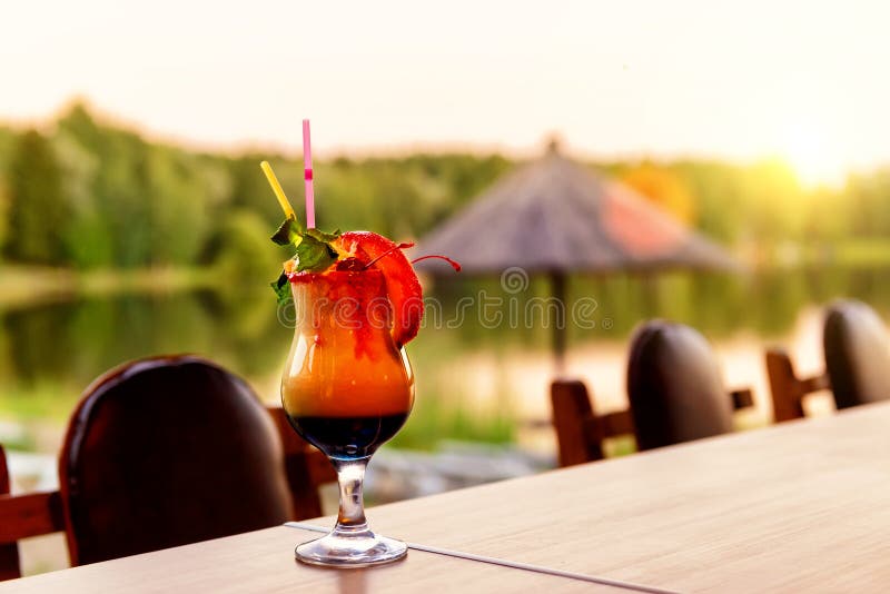 Un Bello Cocktail Sulla Spiaggia Immagine Stock - Immagine di vetro ...