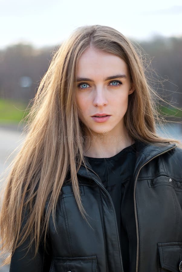 Un Bello Ondeggiamento Dei Capelli Della Ragazza Immagine Stock ...