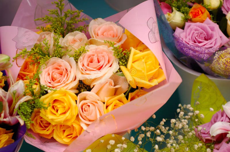 Un Bouquet Des Roses Rouges Dans Un Vase En Cristal Le Soir Sur Une ...