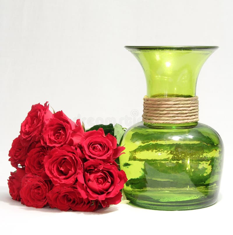 Un Bouquet Des Roses Et Du Vase Vert Photo stock - Image du festif ...