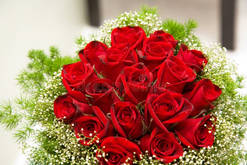 Un Bouquet Des Roses Rouges Image stock - Image du passion, vert: 6487557
