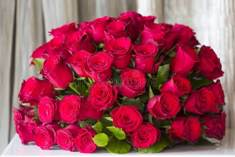 Bouquet Rond Des Roses Rouges Image stock - Image du rond, personne ...