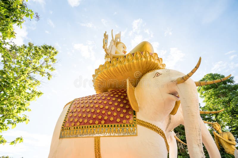 Un Buda en un elefante foto de archivo. Imagen de tailandés - 121907624