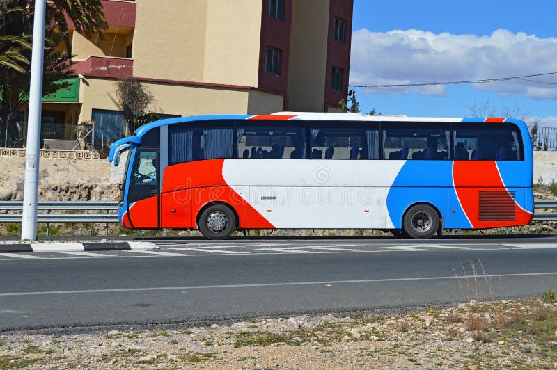 Un bus bianco e blu rosso immagine stock. Immagine di autobus - 50688609