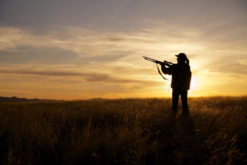 Cacciatore Femminile Del Fucile Nel Tramonto Fotografia Stock ... Cacciatore Femminile Del Fucile Nel Tramonto Fotografia Stock ...