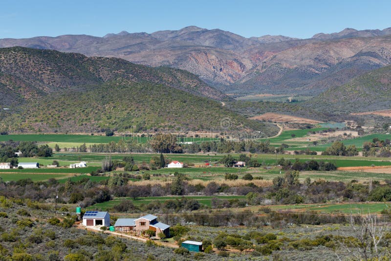 Un Camino Que Lleva Hacia Fuera De Plaas Medio a De Rust Imagen de ...