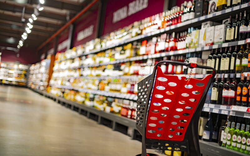 Un Carrito De Compras Con Productos De Compras En Un Supermercado ... Un Carrito De Compras Con Productos De Compras En Un Supermercado ...