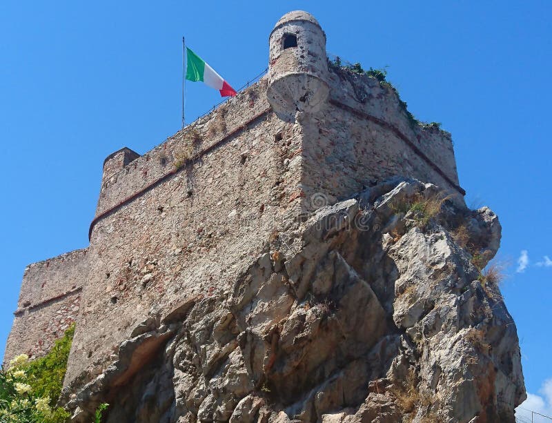 Un Castillo Con Una Bandera Italiana Imagen de archivo - Imagen de ...