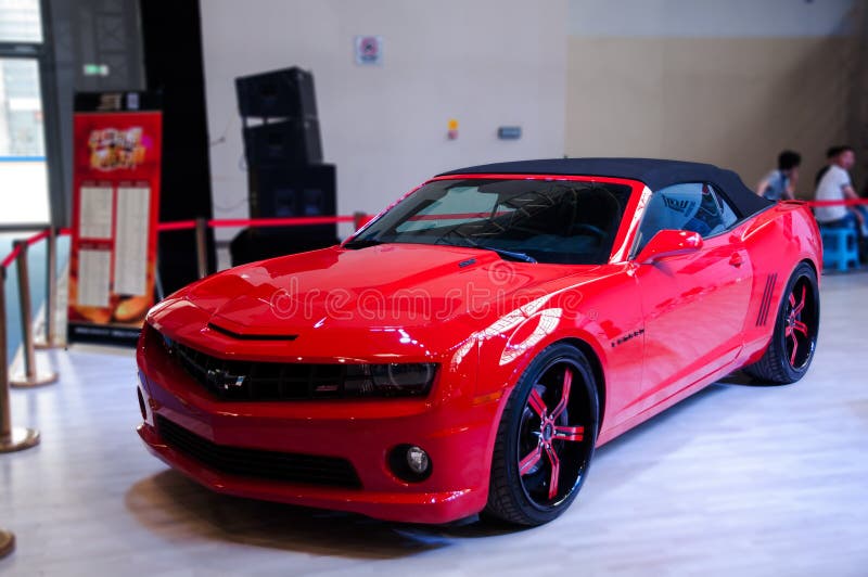Un coche rojo de Chevy imagen de archivo editorial. Imagen de lujo ...