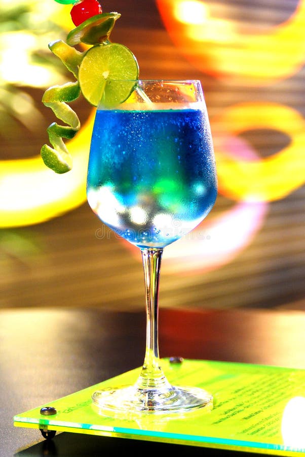 Un coctel azul martini foto de archivo. Imagen de frío - 23633132