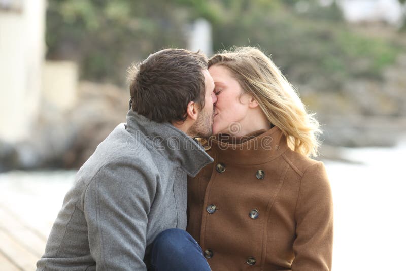Couples Romantiques Prêts à Embrasser Sur La Plage Image Stock Image